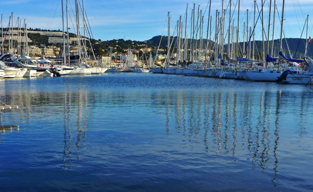Port propre et eaux turquoises – Bandol Littoral